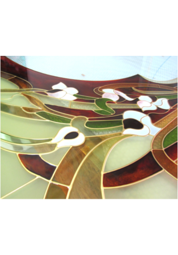 Vitraliu cu ghirlande de flori in forma de bolta