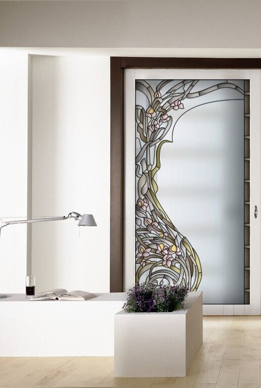 Vitraliu cu ghirlande de flori in forma de bolta