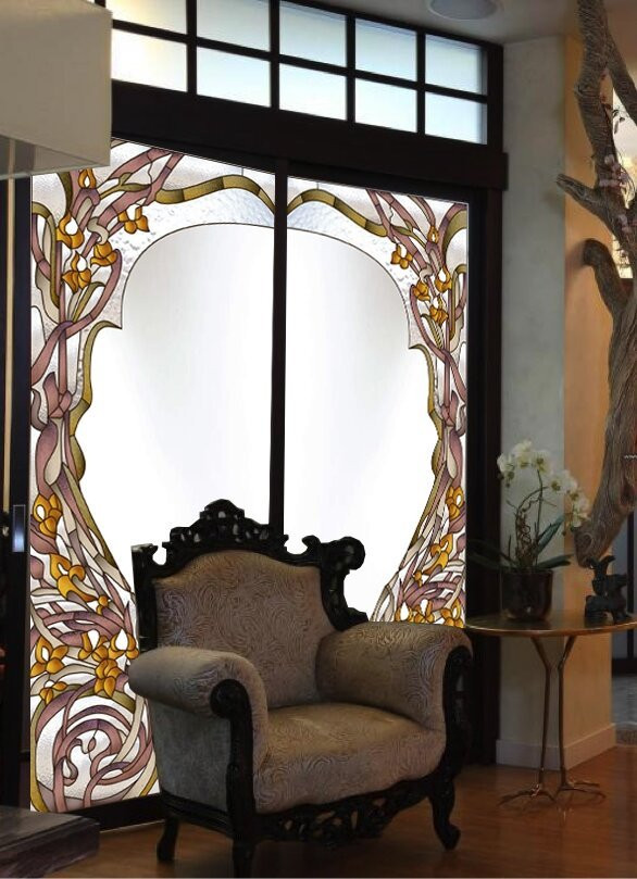 Vitraliu cu ghirlande de flori in forma de bolta